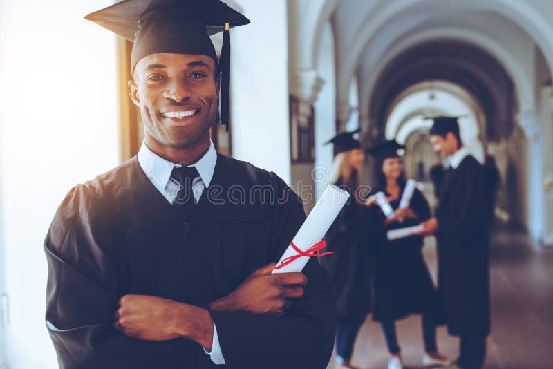 Glücklicher Absolvent stockbild. Bild von vier, sinkflug - 69331399