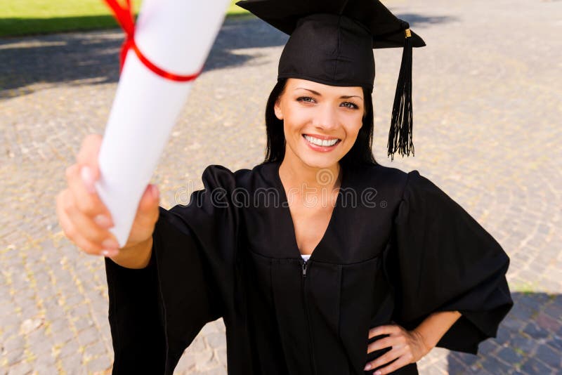 Glücklicher Absolvent stockbild. Bild von vier, sinkflug - 69331399