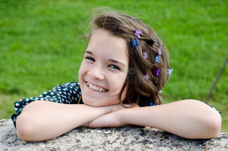 Glücklicher Jugendlicher Im Freien Stockfoto - Bild von nett, schüler ...