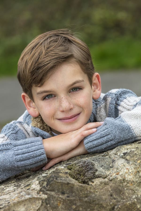 Glücklicher Jungen-männliches Kind Stockfoto - Bild von alleine, junge ...