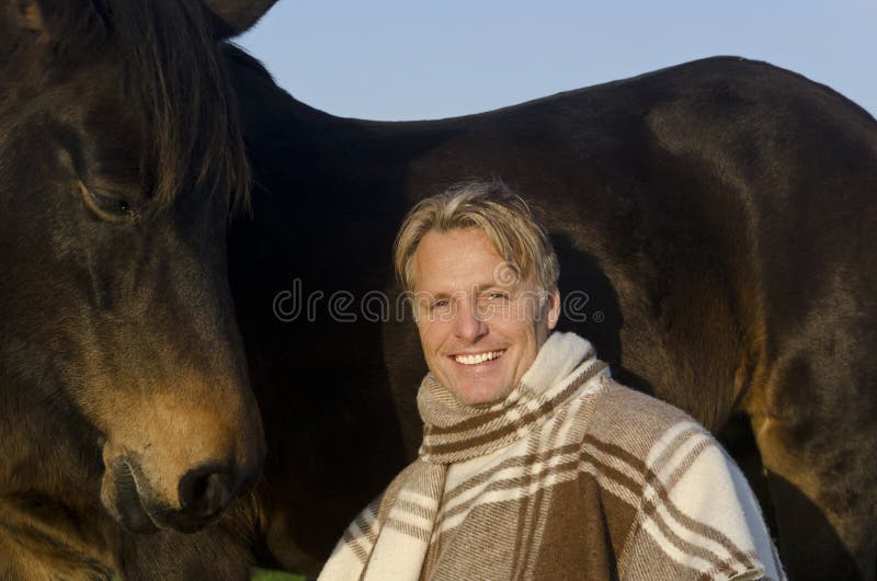 Glücklicher Mann Mit Seinem Pferd Stockfoto - Bild von stattlich ...