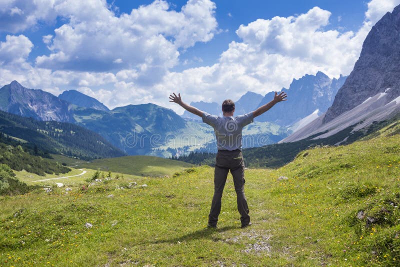 Glücklicher Mensch Springt Oben Stockfoto - Bild von blau, sprung: 91249174