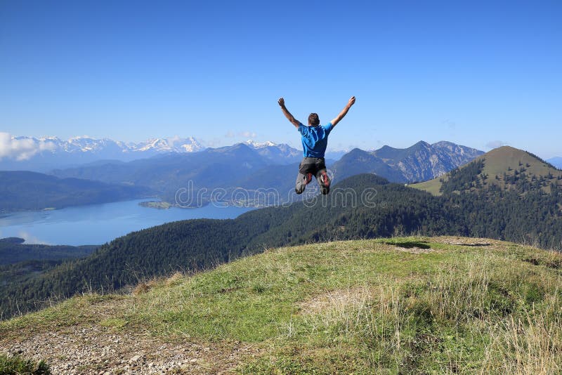 Glücklicher Mensch Springt Oben Stockfoto - Bild von freiheit, schön ...