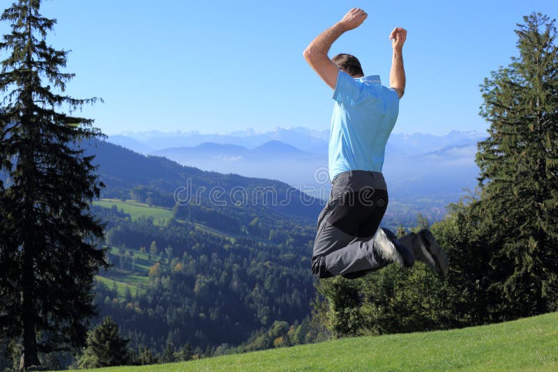 Glücklicher Mensch Springt Oben Stockfoto - Bild von blau, sprung: 91249174
