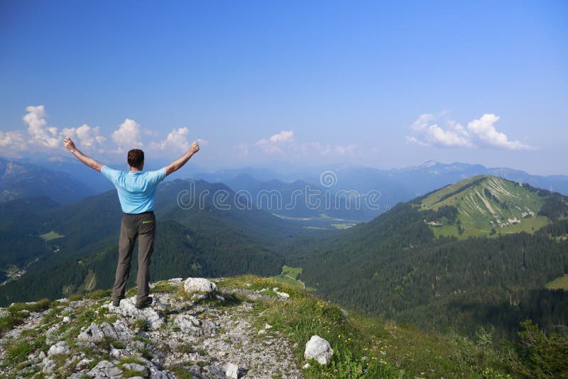 Glücklicher Mensch Springt Oben Stockfoto - Bild von blau, sprung: 91249174