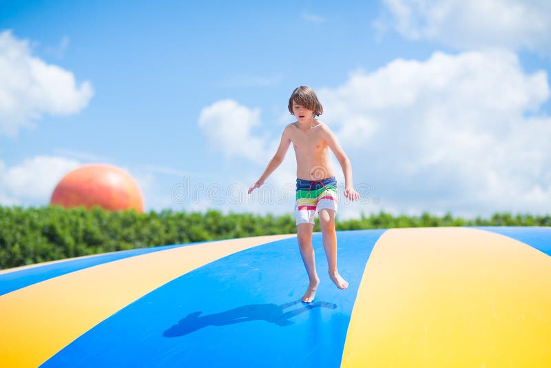 Das Kind Springend Auf Spielplatztrampoline Kinder Springen Stockfoto ...