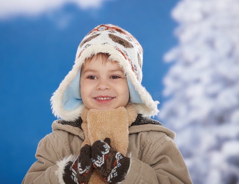 Kleiner Junge Im Winterwald Stockfoto - Bild von gesicht, junge: 22188886