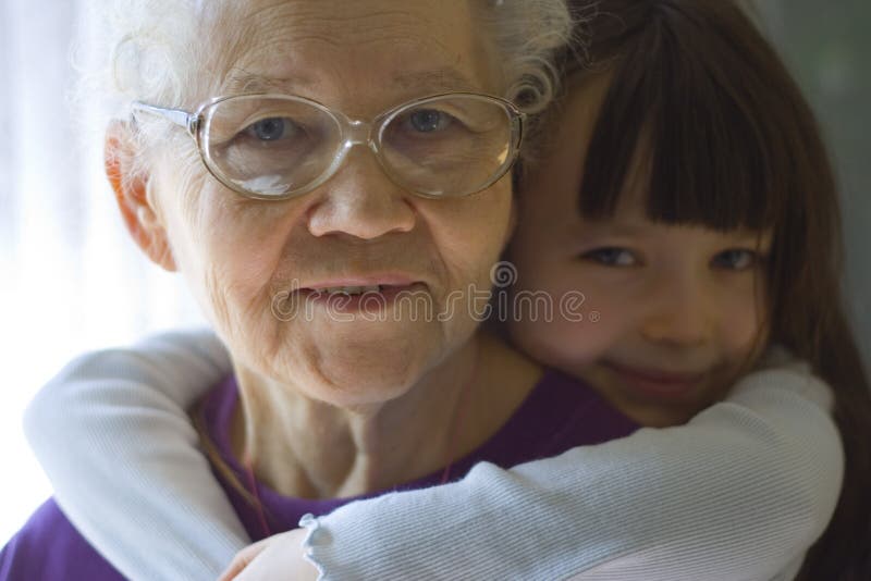 Glückliches Mädchen Mit Großmutter Stockbild - Bild von mädchen ...