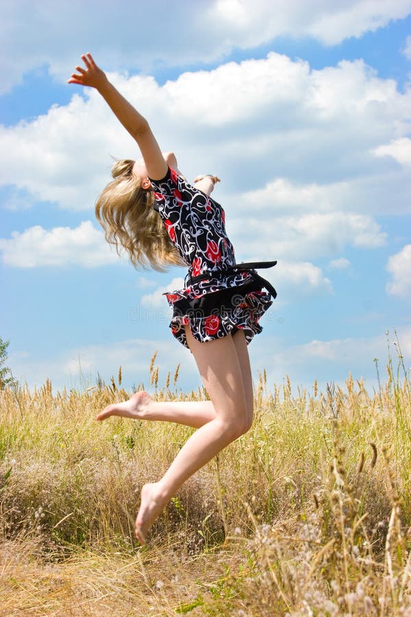 Springendes Glückliches Mädchen Stockfoto - Bild von flug, sprünge: 154116