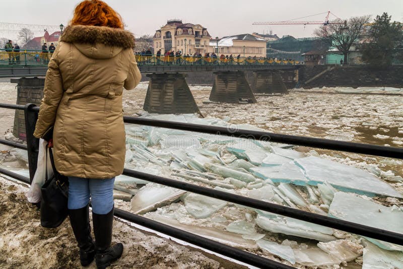 Glace Dérivant Sur La Rivière Image stock éditorial - Image du aube ...