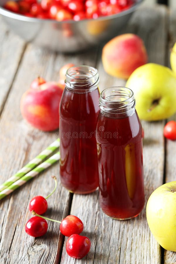 Verre De Jus De Cerise Sur Le Plateau Noir Image stock - Image du fond ...
