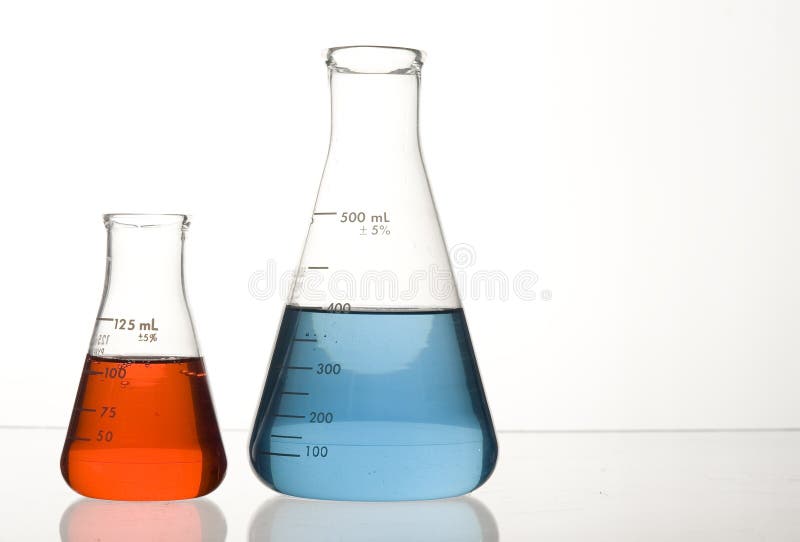 La Fiole Conique En Verre D'Erlenmeyer De Laboratoire a Rempli De ...