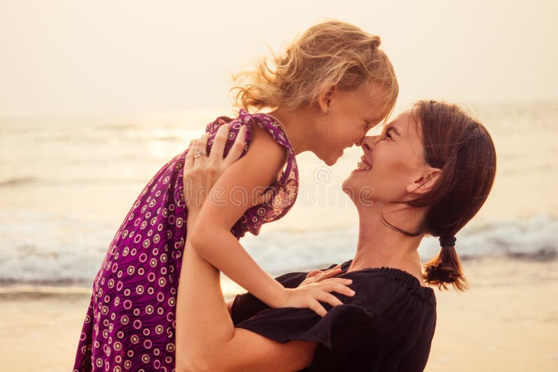 Glad Familj Med Blommor På Stranden Vid Solnedgången Ung Vacker