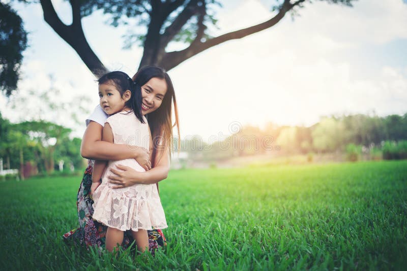 Glad Familjens Moder Som Kramar Dotter Och Leker Fotografering För