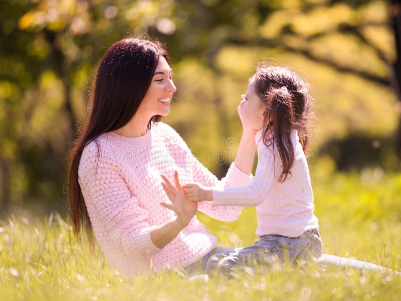 Glad Mor Och Dotter I Höstparken Skönhetsscenen Med En Familj Som Lever