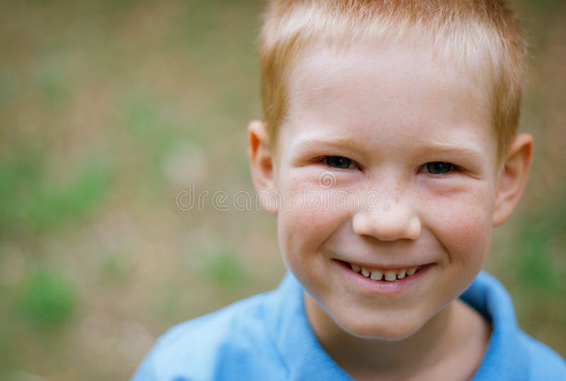 Glad pojke arkivfoto. Bild av utomhus, kaukasisk, stänga - 44025926