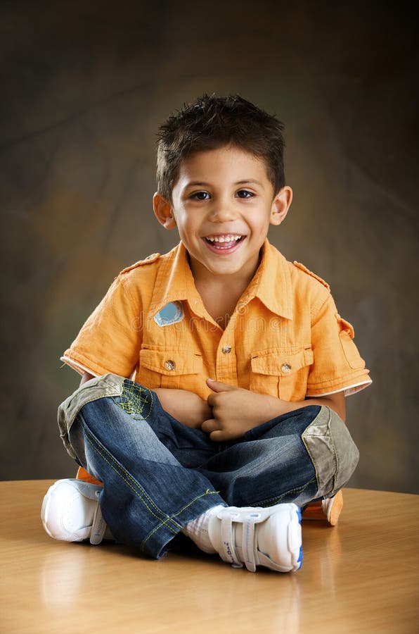 Glad pojke arkivfoto. Bild av harmlöshet, endast, gulligt - 6444322