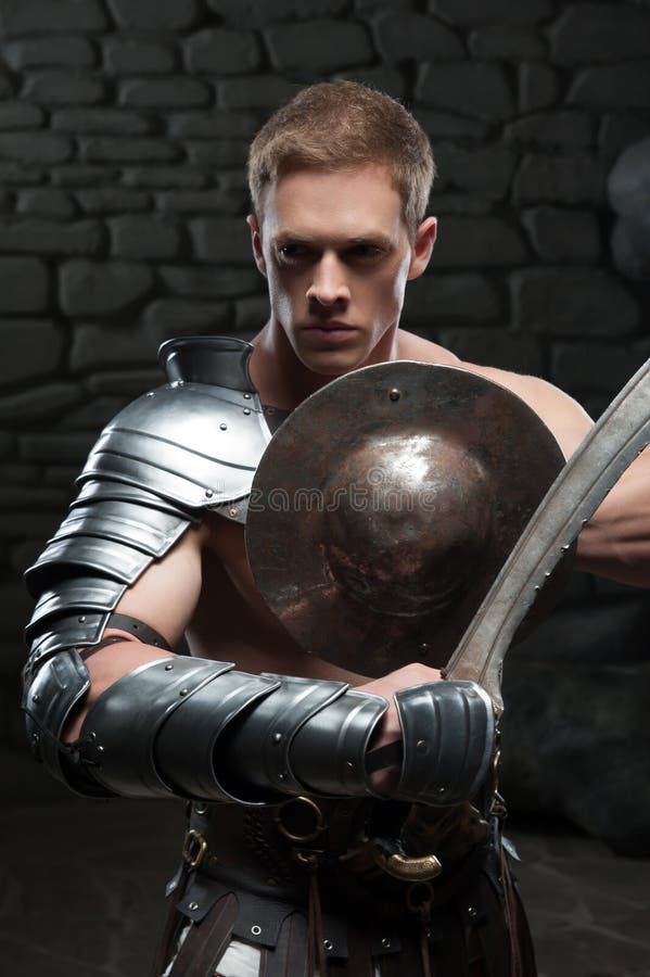 Ridder Ademt in Een Helm Met Zwaard En Schild in De Strijd Over Een ...