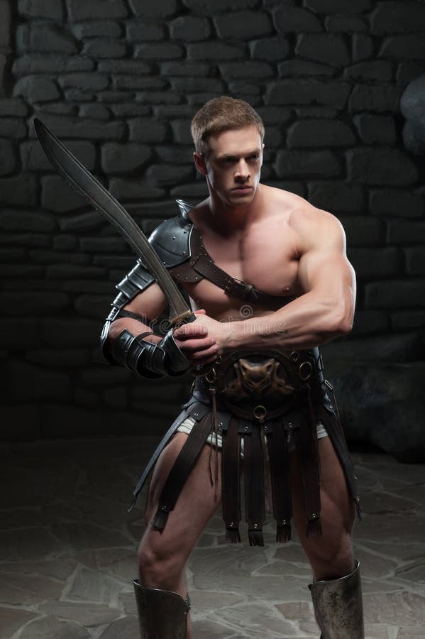 Gladiatore Con La Posa Della Spada Immagine Stock - Immagine di uomo ...