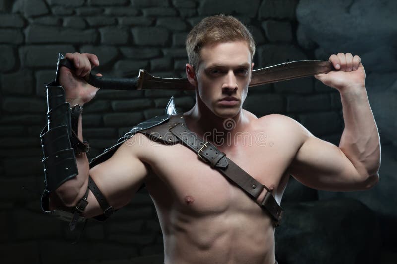 Gladiatore Con La Posa Della Spada Fotografia Stock - Immagine di umano ...