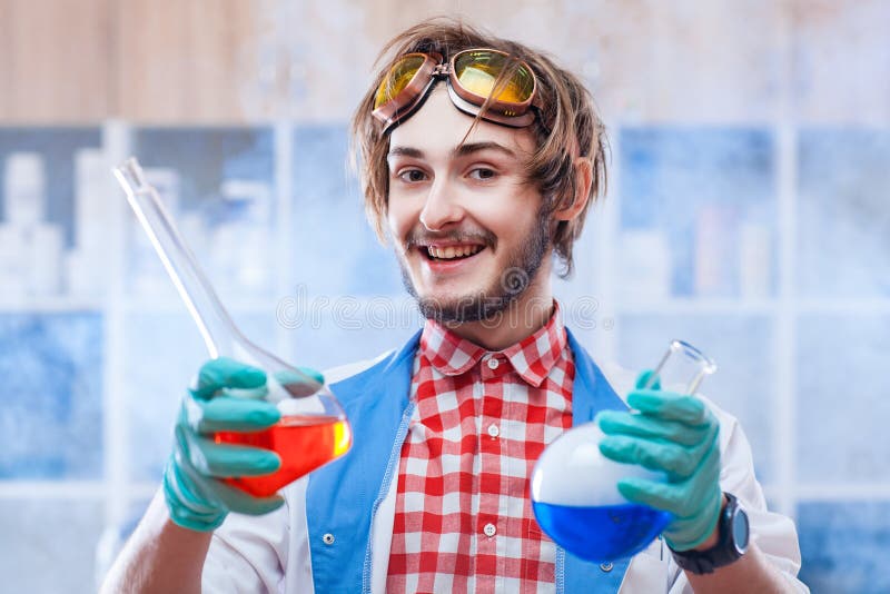 Forskare Med Flaskor I Labb Arkivfoto - Bild av upptäckt, galet: 111060724