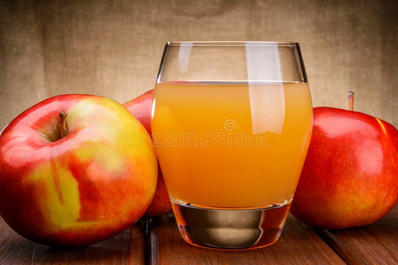 Glas Apfelsaft mit Äpfeln stockfoto. Bild von appetitanregend - 40116904