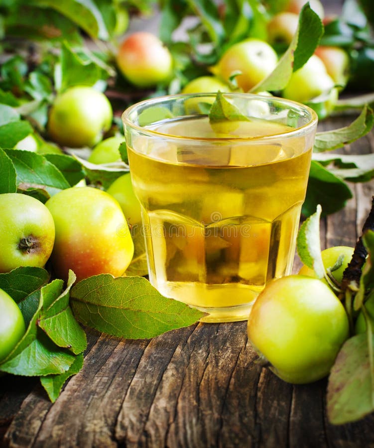 Glas appelsap met appelen stock afbeelding. Image of niemand - 70858283