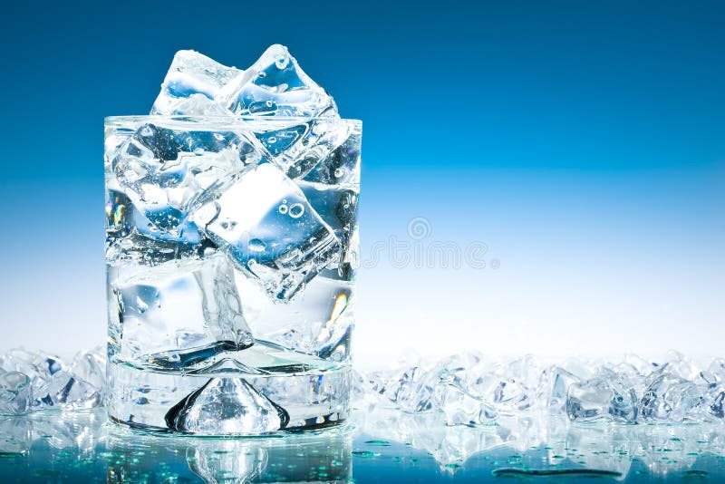 Glas bevroren water stock afbeelding. Image of smelting - 5631517