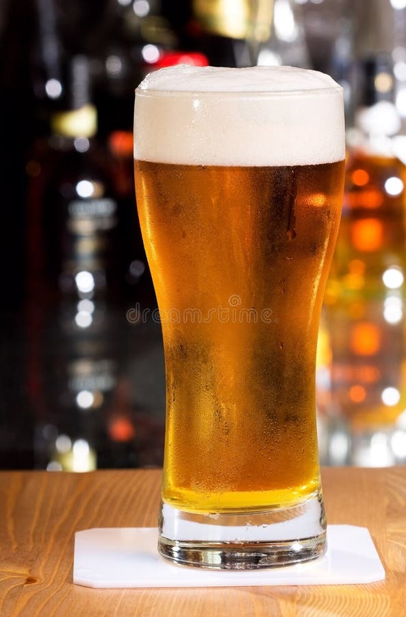 Glas bier stock afbeelding. Image of achtergrond, kroeg - 24552477