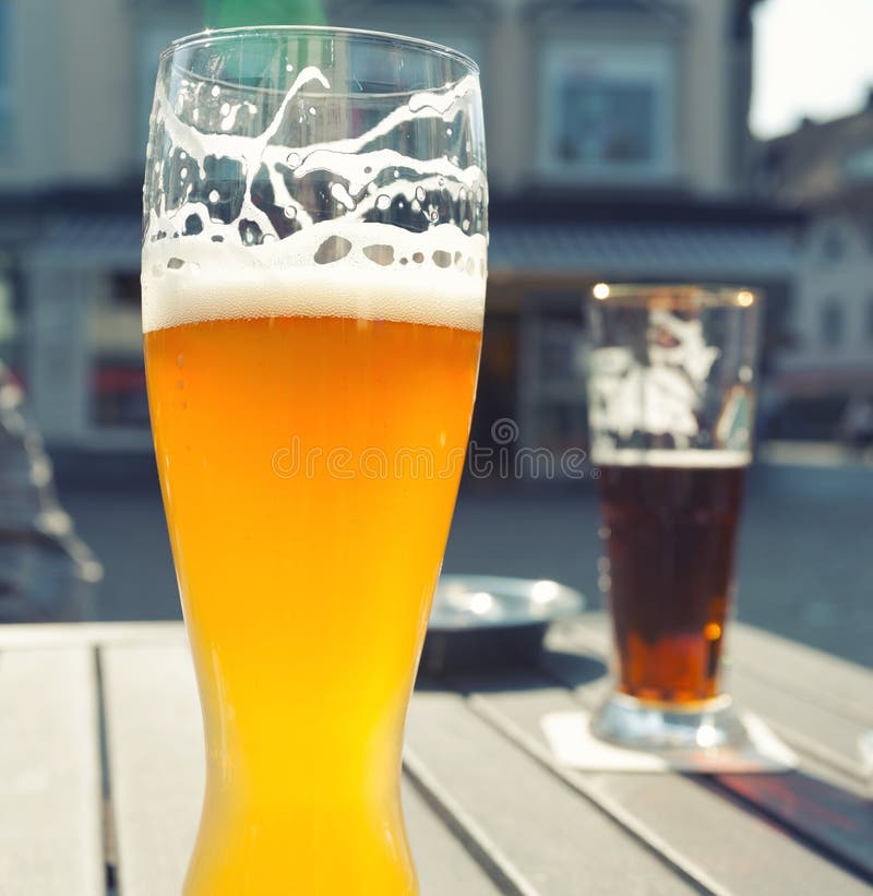Glas Bier stockfoto. Bild von getränk, gold, erfrischung - 30875444
