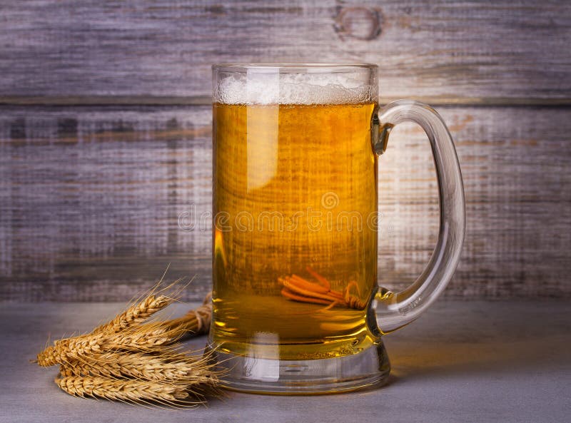 Bier met Gerst stock afbeelding. Image of glas, staaf - 21542019