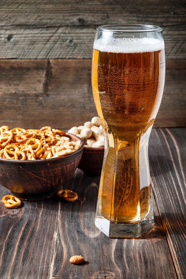 Glas Bier En Snacks Goede Combinatie Van Malted Drank Met Crackers En ...