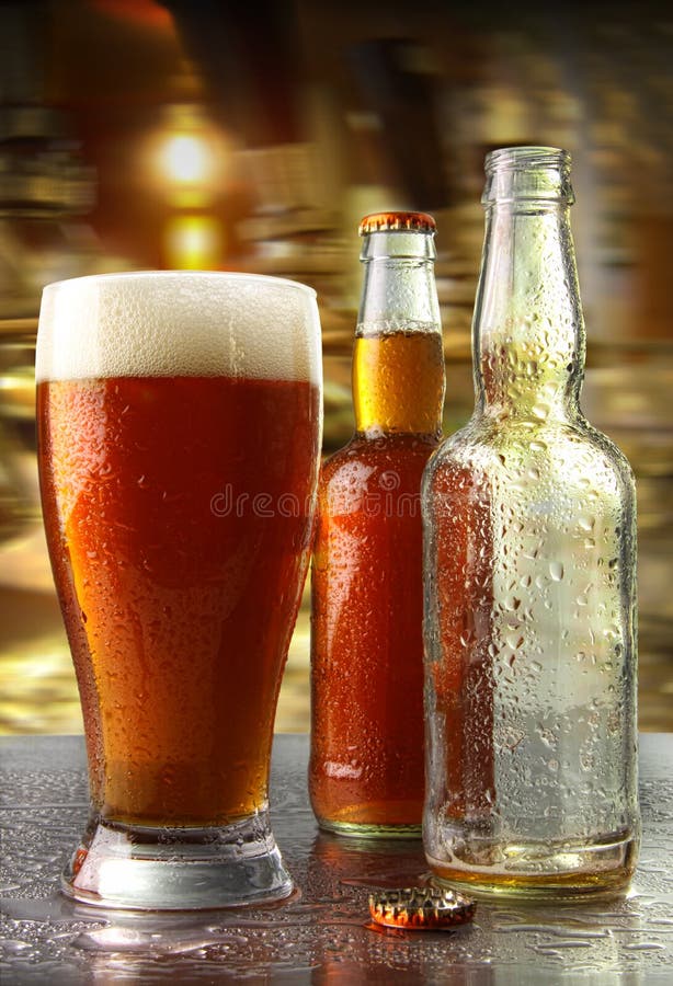 Glas Bier mit Flaschen stockfoto. Bild von alkohol, lager - 20322214