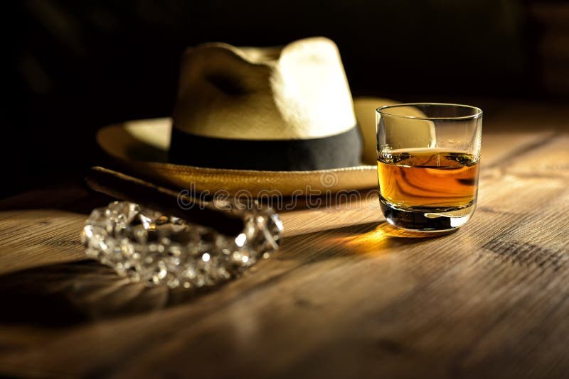 Rum, Zigarre und ein Hut stockfoto. Bild von erholung - 61486016