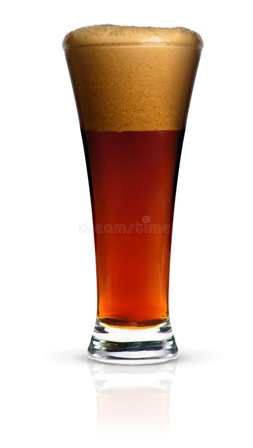 Glas dunkles Bier getrennt stockfoto. Bild von krug, einzeln - 81090890