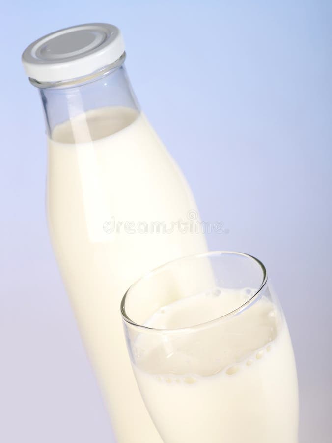 Glas en fles van de melk stock afbeelding. Image of voeding - 10518667