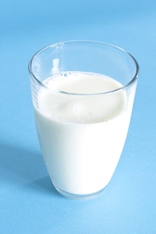 Glas Frische Milch Auf Blauem Hintergrund Stockfoto - Bild von ...