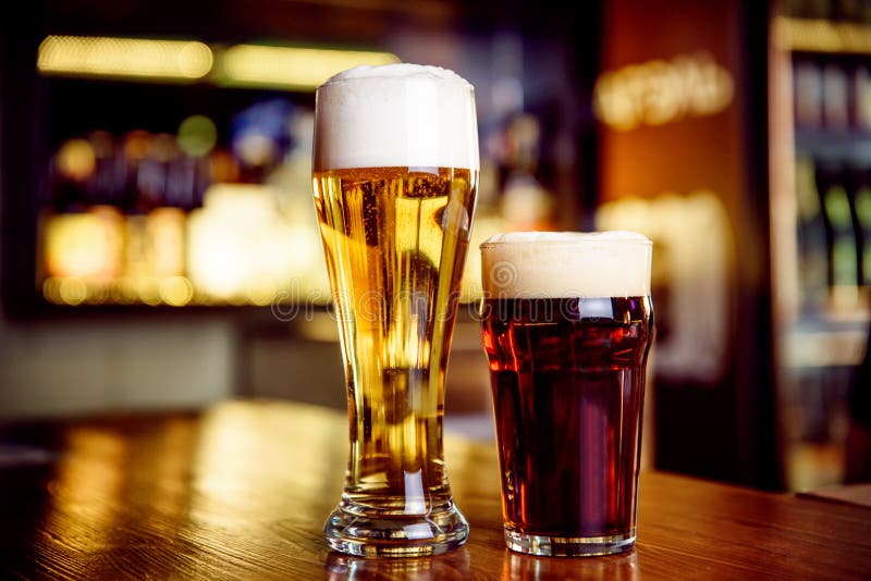 Ein Zwei Glas Helles Bier Auf Einer Kneipe Mit Bokeh Hintergrund ...