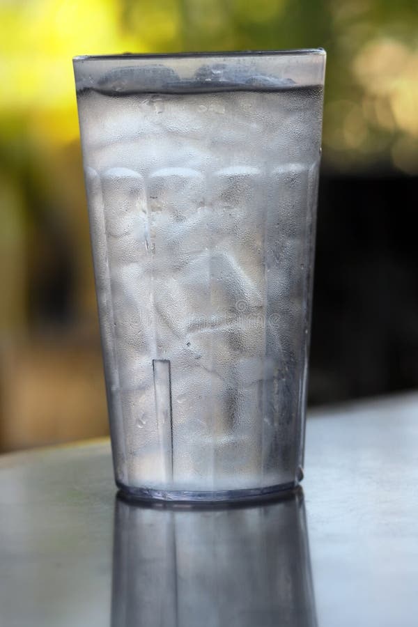 Glas ijswater stock foto. Image of water, glas, ontruim - 20263848