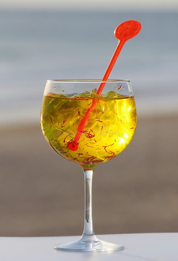 Glas jenever met kruiden stock foto. Image of water, versheid - 35383698