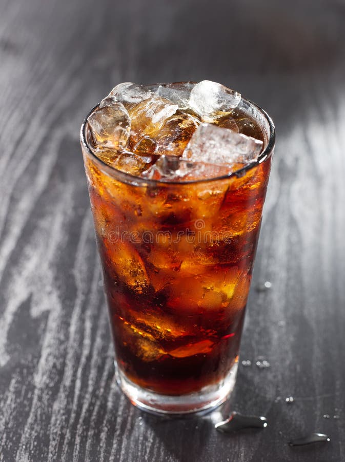 Coca Cola mit Eis stockfoto. Bild von makro, tropfen - 15303742