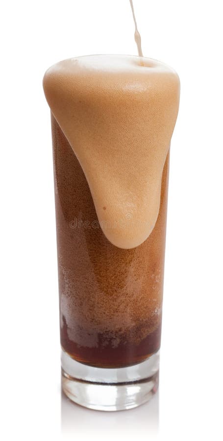 Glas Kwaß mit Schaum stockbild. Bild von getrennt, luftblasen - 19468243