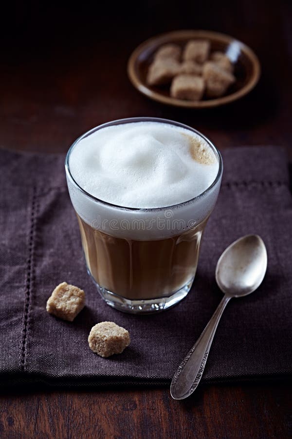 Tasse Kaffee Mit Milch Und Cantuccini Stockbild - Bild von italienisch ...