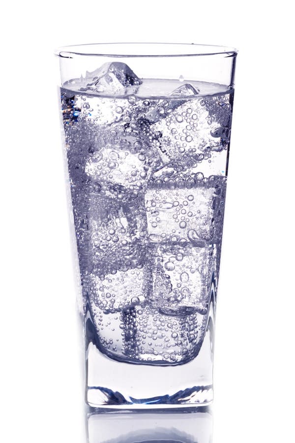 Glas met ijswater stock foto. Image of transparant, vast - 14787504