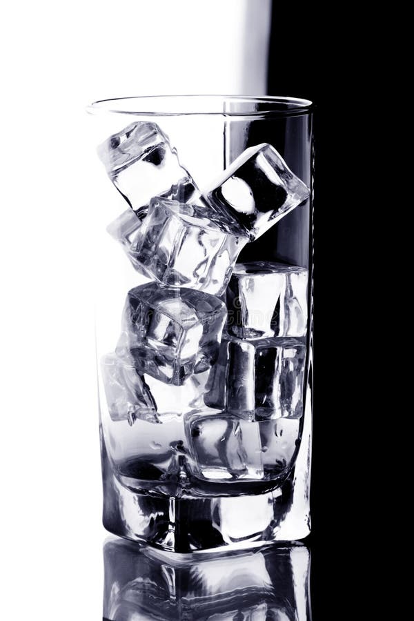Glas met ijswater stock afbeelding. Image of glas, niemand - 14787669