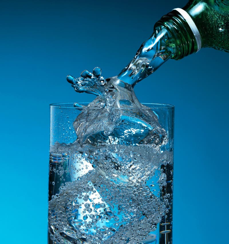 Glas met water en ijs stock afbeelding. Image of glazen - 9753945