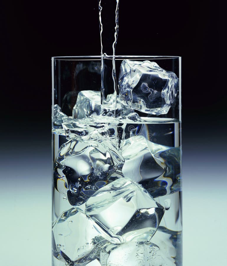 Glas met water en ijs stock foto. Image of cocktails, studie - 9787848