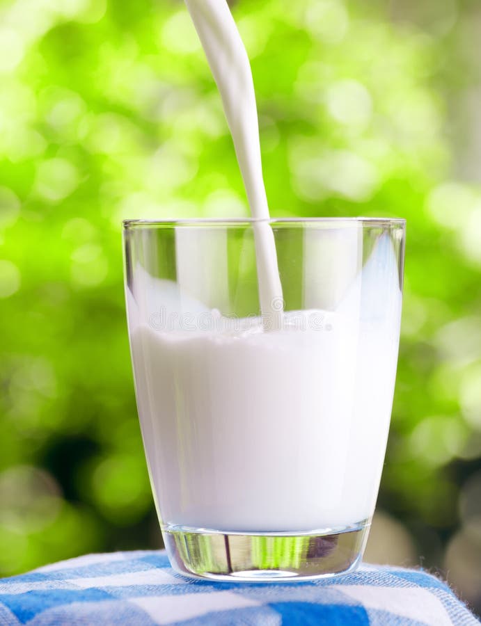 Glas Milch auf Naturbild stockfoto. Bild von becher, lebensstil - 35757946
