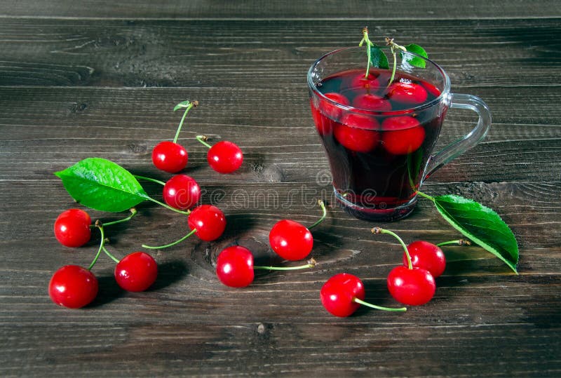 Kirschsaft in Einem Glas Und in Einer Karaffe Stockbild - Bild von hell ...