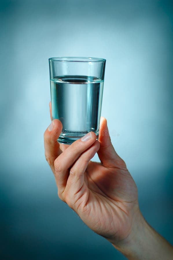 Glas mit Wasser stockfoto. Bild von funkeln, rein, spritzen - 2238128